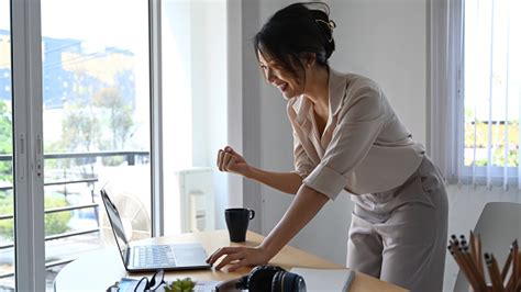 노트북에서 좋은 소식을 읽고 사무실에서 비즈니스 성공을 축하하는 행복한 매력적인 사업가 30 34세에 대한 스톡 사진 및 기타 이미지 30 34세 경영자 광고