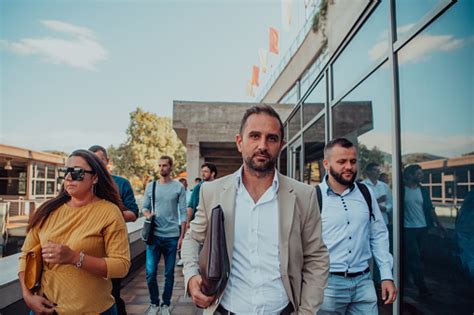 다양한 사업가와 동료들이 직장에서 함께 걷고 회사의 협업과 팀워크를 보여줍니다 걷기에 대한 스톡 사진 및 기타 이미지 걷기