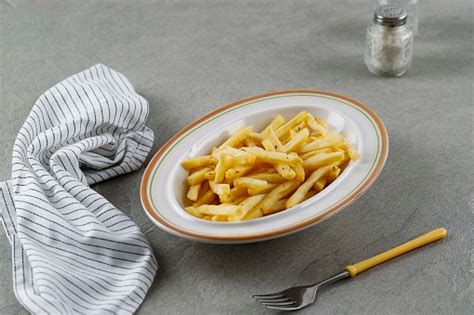 시멘트 배경에 소금과 후추세라믹 접시에 튀긴 프랑스어 감자 요리에 대한 스톡 사진 및 기타 이미지 감자 요리 건강하지 못한 생활방식 금색 Istock