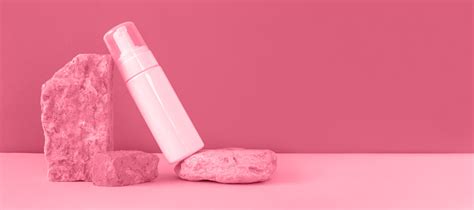 하얀 빈 화장품 병 돌 연단에 말린 허브 자연 스킨 케어 Spa 뷰티 제품 디자인 미네랄 유기농 화장품 모형 베이지 색 배경 얼굴과 몸 치료 정면보기 화장품에 대한 스톡