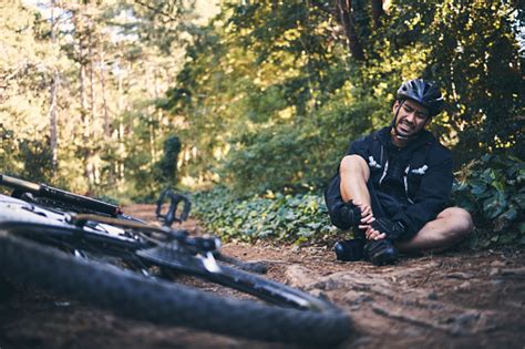 스포츠맨 부상 및 야외 자전거는 다리 통증과 함께 자연에서 산악 자전거를 타면서 자전거를 타고있다 운동 선수는 피트니스 운동
