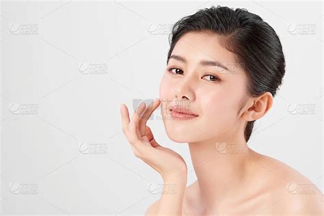 美丽的年轻亚洲女人与干净的新鲜的皮肤在白色的背景，面部护理，面部治疗，美容，美容和水疗，亚洲妇女肖像素材 花瓣网