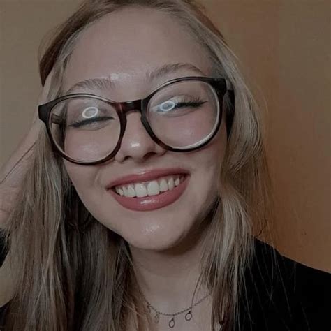 𝐿𝑎𝑟𝑎 𝑀𝑢𝑛𝑜𝑧 lara m337 Threads Say more