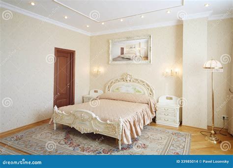 Quarto Luxuoso Com Cama De Casal Bonita Foto De Stock Imagem De