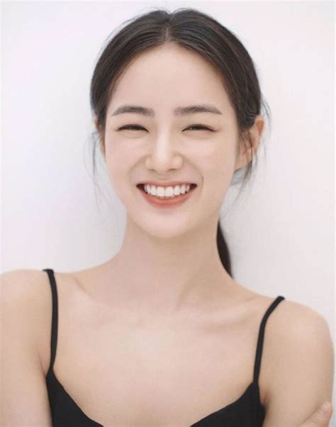 ปักพินโดย • Pin A Pat • ใน Ulzzang ลุคการแต่งหน้า ความงาม ท่าโพสนางแบบ