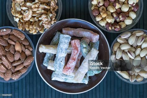 전통적인 터키어 기쁨 동양 디저트 접시에 배경에 고립 동양 진미 과자 건강 한 음식 견과류 믹스 구색 이미지에 대 한 다른 콩과 식물의 수집 너트 피스타치오 아몬드 캐슈 넛