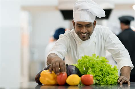 그는 준비 하는 식사를 위해 야채를 선택 하는 인도 요리사 샐러드에 대한 스톡 사진 및 기타 이미지 샐러드 요리사 쥠 Istock