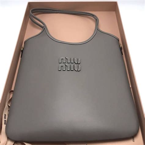 Купить Кожаная сумка тоут Miu Miu Ivy с логотипом по цене от 12 800 р в Москве по низкой цене