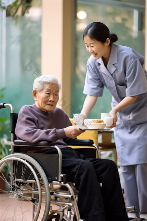 养老院护工照料老年人图片 包图网