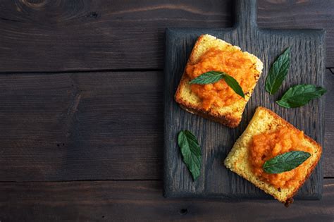 토스트와 호박 캐비어를 곁들인 샌드위치 야채 캐비어 건강한 채식 간식 복사 공간 0명에 대한 스톡 사진 및 기타 이미지 0명