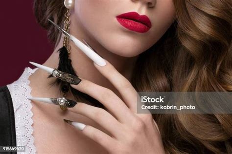 아름 다운 Redhair 모델 곱슬 머리 밝은 골드 메이크업 긴 손톱과 붉은 입술 아름다움 얼굴입니다 매니큐어 디자인 개인 장식품에 대한 스톡 사진 및 기타 이미지 Istock