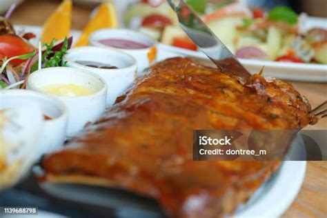 칼과 포크를 가진 남자 손 절단 돼지고기 여분의 갈비 먹을 준비 감자 칩에 대한 스톡 사진 및 기타 이미지 감자 칩 고기 굽기 Istock