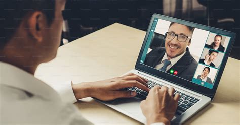 가상 작업 공간 또는 원격 사무실에서 만나는 화상 통화 사업가 스마트 비디오 기술을 사용하여 전문 기업 비즈니스의 동료와 소통하는 원격 근무 전화 회의 사진