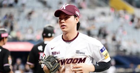 [포토] 신준우 강백호 타구 잡아 트리플 플레이 아웃