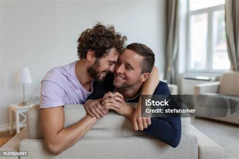 행복한 게이 커플은 집에서 침대에 누워 포옹하고 유혹합니다 Lgbt 게이 커플 사랑 순간 행복 개념 남자에 대한 스톡 사진 및
