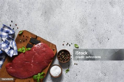 향신료와 소금이 있는 나무 판에 쇠고기를 생으로 조리합니다 텍스트에 대한 장소가있는 냅킨이있는 콘크리트 배경에 신선한 고기 0명에 대한 스톡 사진 및 기타 이미지 Istock