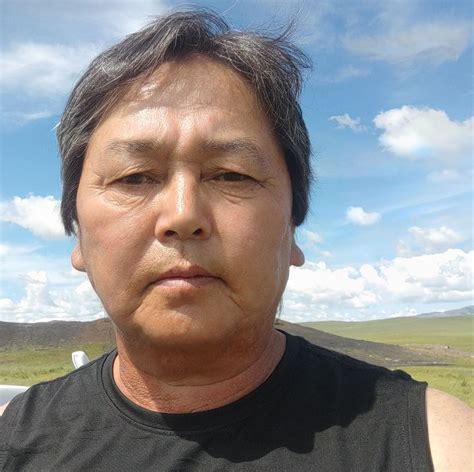 Newspress Mn БОЛОВСРОЛЫН САЙД П Наранбаяр “Поло цамц” ыг дүрэмт хувцасны шинэчилсэн