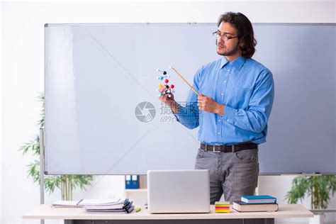 教室里的年轻老师高清图片下载 正版图片504171234 摄图网