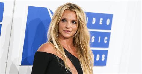 Britney Spears Shows Off Her Nightgown For The First Time