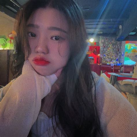 스친소 요즘 이게 유행이라길래 헤헤 거주지 충북 나이 맞춰봐요 키 MBTI ISFP 직업 서비스직 취미 놀러가기 사진찍기 카페가기 겜하기