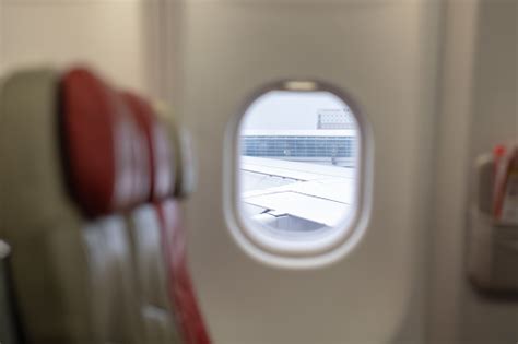 교통 및 여행 컨셉 비행기 이코노미 클래스 창에서 공항 터미널의 보기 공항에 대한 스톡 사진 및 기타 이미지 공항 공항 터미널 관광 Istock