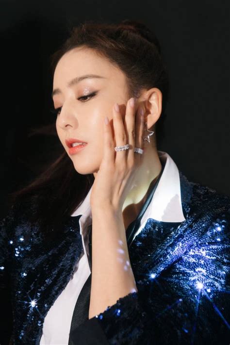 佟丽娅亮片西装搭热裤高马尾大气利落侧颜精致 搜狐大视野 搜狐新闻