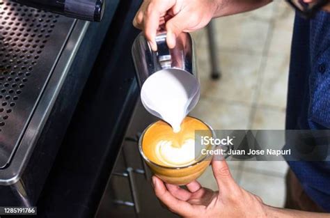 라떼 나 카푸치노 커피를 만드는 바리스타의 손 라떼 예술을 만드는 우유를 붓는 구이에 대한 스톡 사진 및 기타 이미지 구이