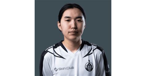 910 Cs2 Settings Crosshair Sensitivity And Config 2025 Launch Options Video Mouse And Hardware