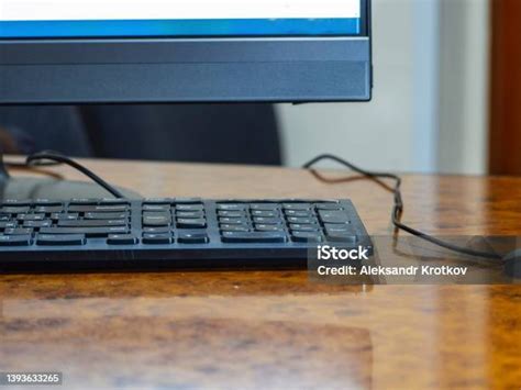 개인용 컴퓨터 사무실의 작업 공간 사무실 책상에 있는 검은색 모니터 키보드 및 컴퓨터 마우스 0명에 대한 스톡 사진 및 기타