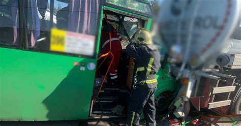 У Києві маршрутка зіткнулася з вантажівкою щонайменше 6 постраждалих Hromadske