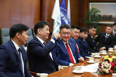 Ерөнхийлөгч У Хүрэлсүх хоккейн үндэсний шигшээ багийн тамирчдыг хүлээн авч уулзлаа