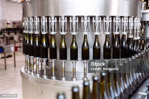 샴페인 또는 와인 공장의 자동 컨베이어 라인에 유리 병 병에 넣는 알콜 음료 공장 와인에 대한 스톡 사진 및 기타 이미지 와인 공장 산업 건물 음료 공장 Istock