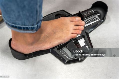 여자는 저장에 있는 신발 크기를 측정합니다 길이 풋을 결정하는 장치 측정 장치에 대한 스톡 사진 및 기타 이미지 측정 장치 규모 발 Istock