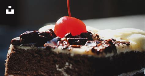 위에 체리가 들어간 초콜릿 케이크 사진 Unsplash의 무료 케이크 이미지