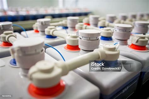 축전지 배터리 연결 레드 플러스와 마이너스 전기 저장 공간에 파란색 직류 배터리입니다 전기 Dc 전압 배터리입니다 방향 전류입니다 0명에 대한 스톡 사진 및 기타 이미지