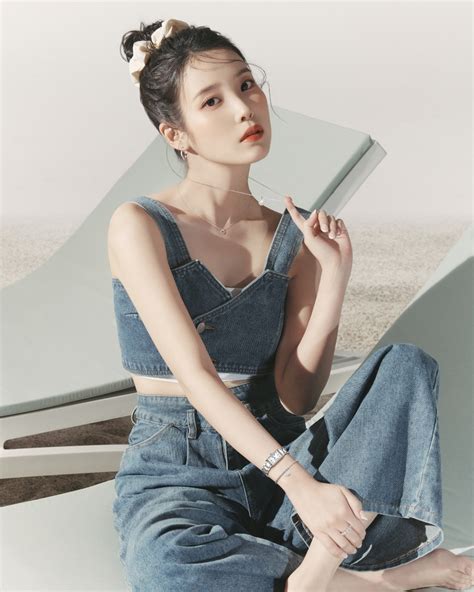 여름날의 아이유 캐주얼 데님룩 입고 청량 무드 화보 Pickcon