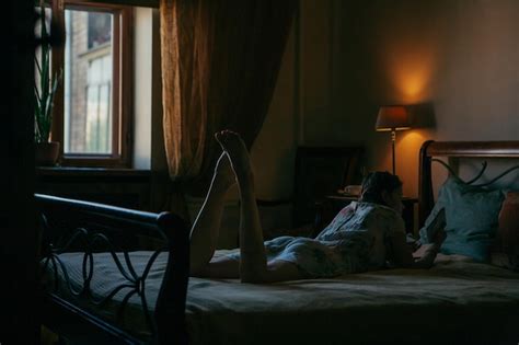 家でベッドでリラックスしている女性 Premium写真