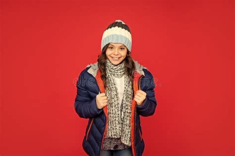 эмоциональный ребенок с кудрявыми волосами в пуховом пиджаке и шляпе девочка подросток на