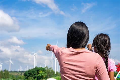 풍력 터빈은 미래에 지속 가능한 자원이 될 대체 전기 원입니다 풍력 발전기 터빈을 가진 지역 사회의 사람들 청정 에너지 컨셉으로 세상을 절약 2명에 대한 스톡 사진 및 기타