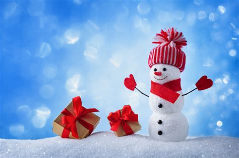 겨울 눈 덮인 배경에 눈사람과 선물 상자 크리스마스 또는 새해 휴일 인사말 카드입니다 0명에 대한 스톡 사진 및 기타 이미지 0명 12월 겨울 Istock