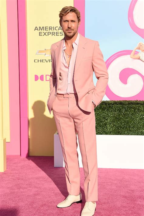 Ryan Gosling En Costume Rose Poudré