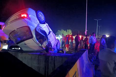 Satna Accident डिवाइडर से टकराकर पलटी तेज रफ्तार कार भीषण हादसे में
