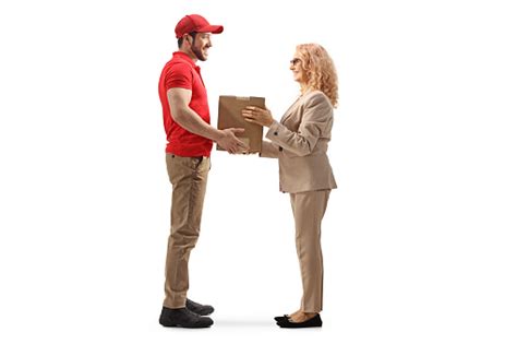배달원이 골판지 상자를 여성에게 건네는 전체 길이 프로필 샷 25 29세에 대한 스톡 사진 및 기타 이미지 25 29세 2명 50 54세 Istock