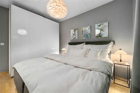 침대 램프 벽에 걸린 그림이 있는 침실 사진 Unsplash의 무료 쿠션 이미지