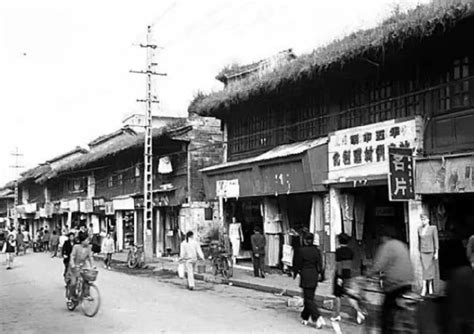 老照片：上世纪八九十年代的昆明城，房屋破旧很苍凉