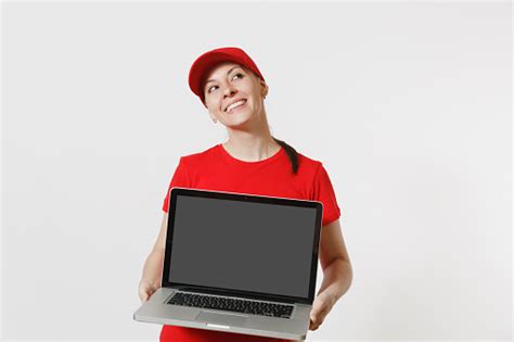 배달 개념입니다 빨간 모자에 있는 여자 T셔츠는 흰색 배경에 고립 광고에 대 한 공간을 복사 빈 빈 화면 Pc 컴퓨터를 들고 택배로 전문 백인 여성 가냘픈에 대한 스톡 사진