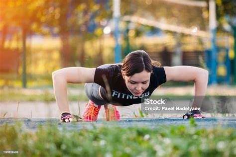 Schöne Schlanke Brünette Die Ein Paar Pushups Draußen Im Park