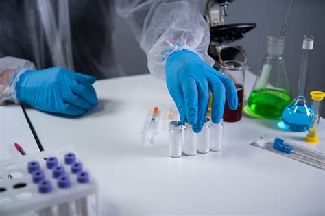 백색 분말 불법 약국 생산 약물앰프를 들고 과학자 실험실 도우미는 주사를 위해 유리 의료 앰플을 검사합니다 페니실린 드라이 파우더 약 항생제 주입 Stem 주제에 대한 스톡