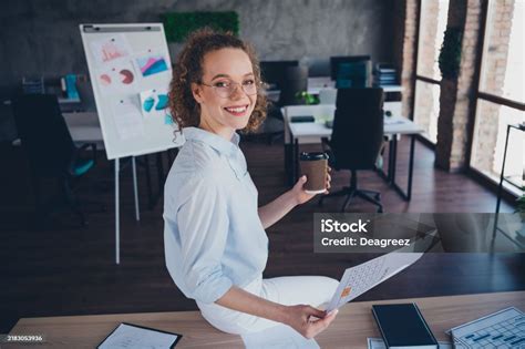 현대적인 사무실 환경에서 문서와 커피를 들고 있는 안경을 쓴 자신감 넘치는 젊은 사업가 20 24세에 대한 스톡 사진 및 기타 이미지 20 24세 경영자 계획