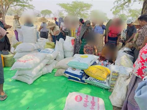 ပခုက္ကူမြို့နယ်တွင် စစ်တပ် ရိက္ခာပို့ ယာဉ်တန်းမှ သိမ်းဆည်းရမိသော စားနပ်ရိက္ခာများကို စစ်ဘေးရှောင